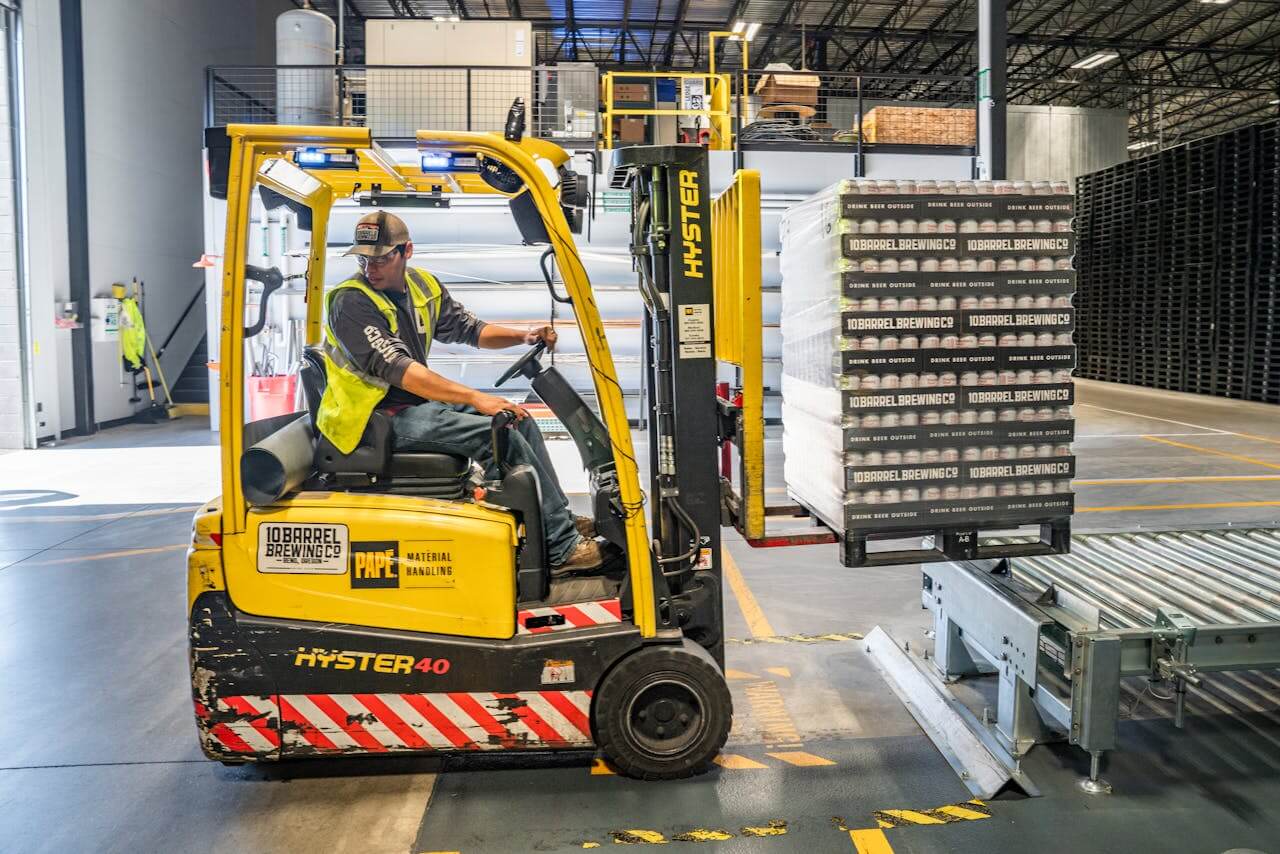 9 Pro Tips To Keep A Warehouse Clean And Dust-Free [For 2026]